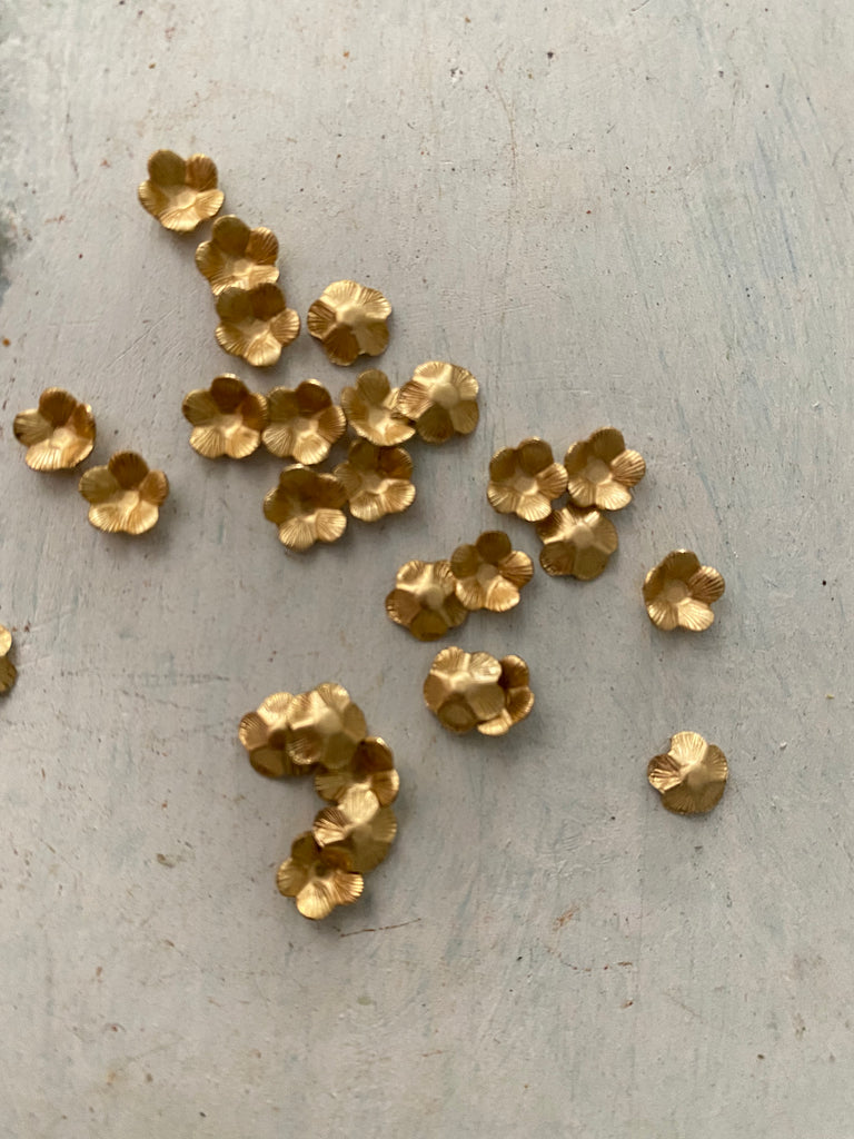 Beautiful small gold flowers 24 pieces – Faded Fragments